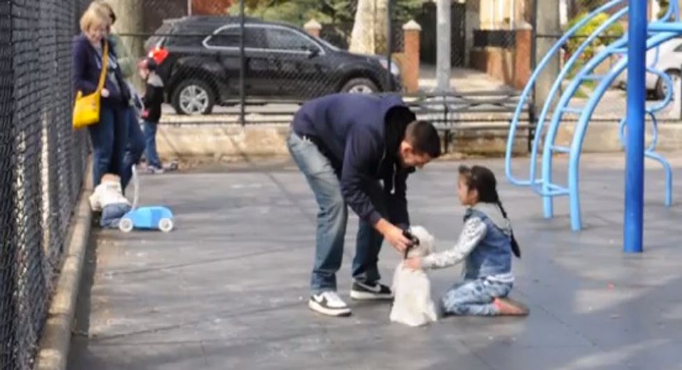 Watch How This Guy Manages to Lure Children Off in Less Than 30 Seconds ...